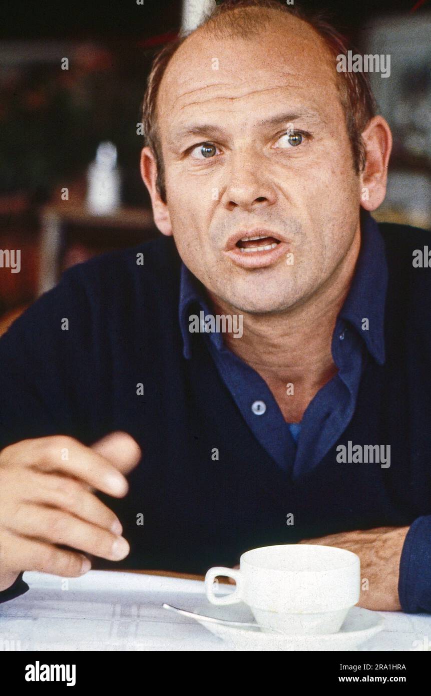 Klaus Löwitsch, österreichisch deutscher Schauspieler, bei einer Pause ...