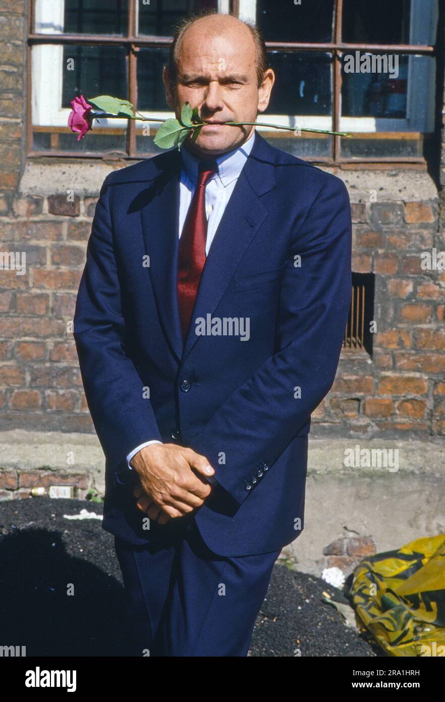 Klaus Löwitsch, österreichisch deutscher Schauspieler, mit einer Rose ...