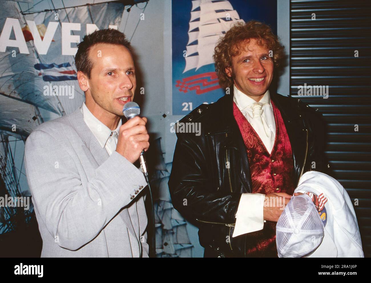 Fred Kogel und Moderator Thomas Gottschalk beim Event SAIL 95 in Bremerhaven Stock Photo - Alamy