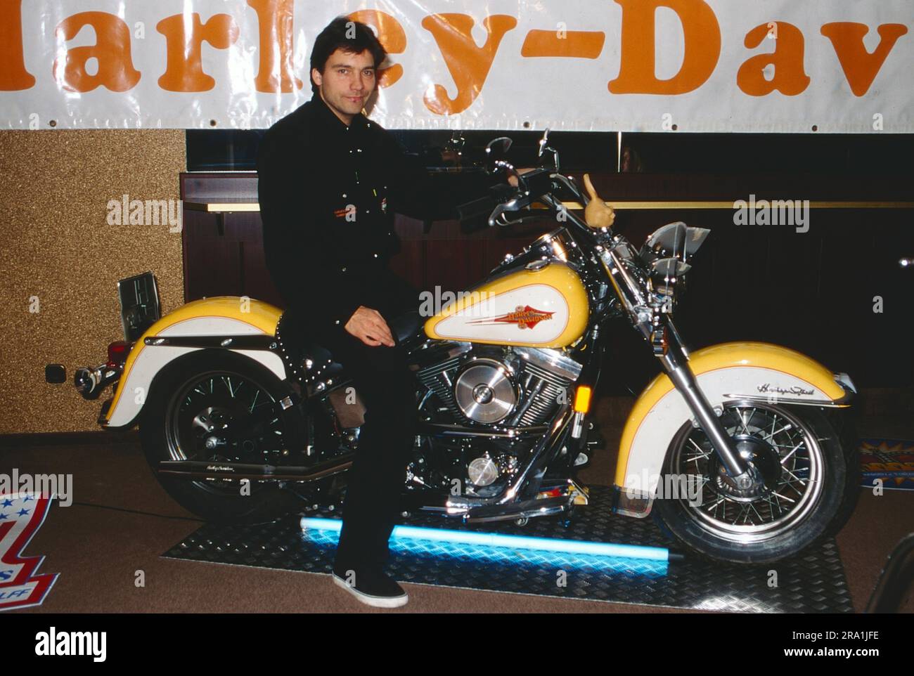 PR Manager David Rienau beim Fototermin auf dem Kult-Motorrad Harley ...