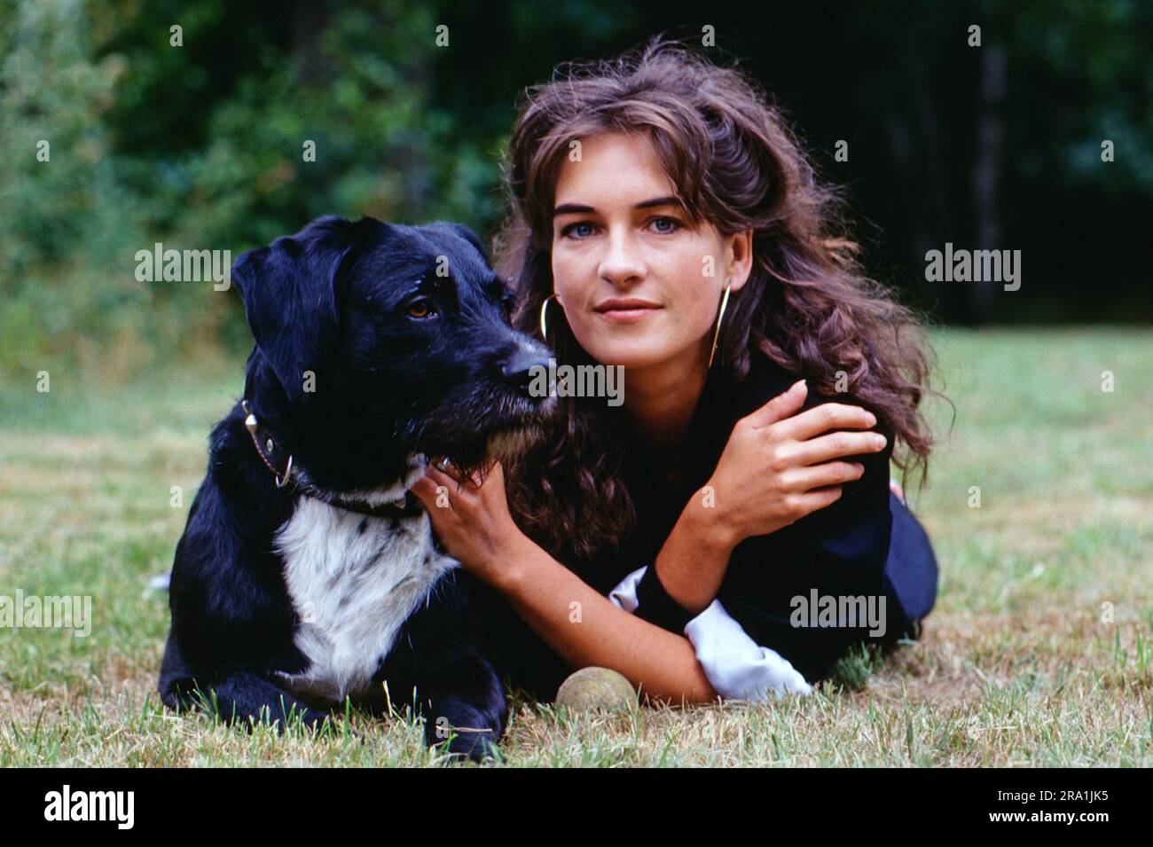 Constanze Wetzel, deutsche Schauspielerin, Portrait mit Hund, circa ...