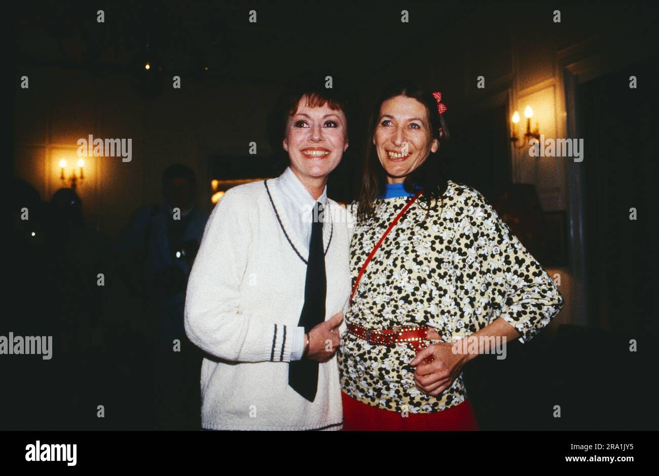 Showstar Caterina Valente trifft Komikerin und Schauspielerin Helga ...