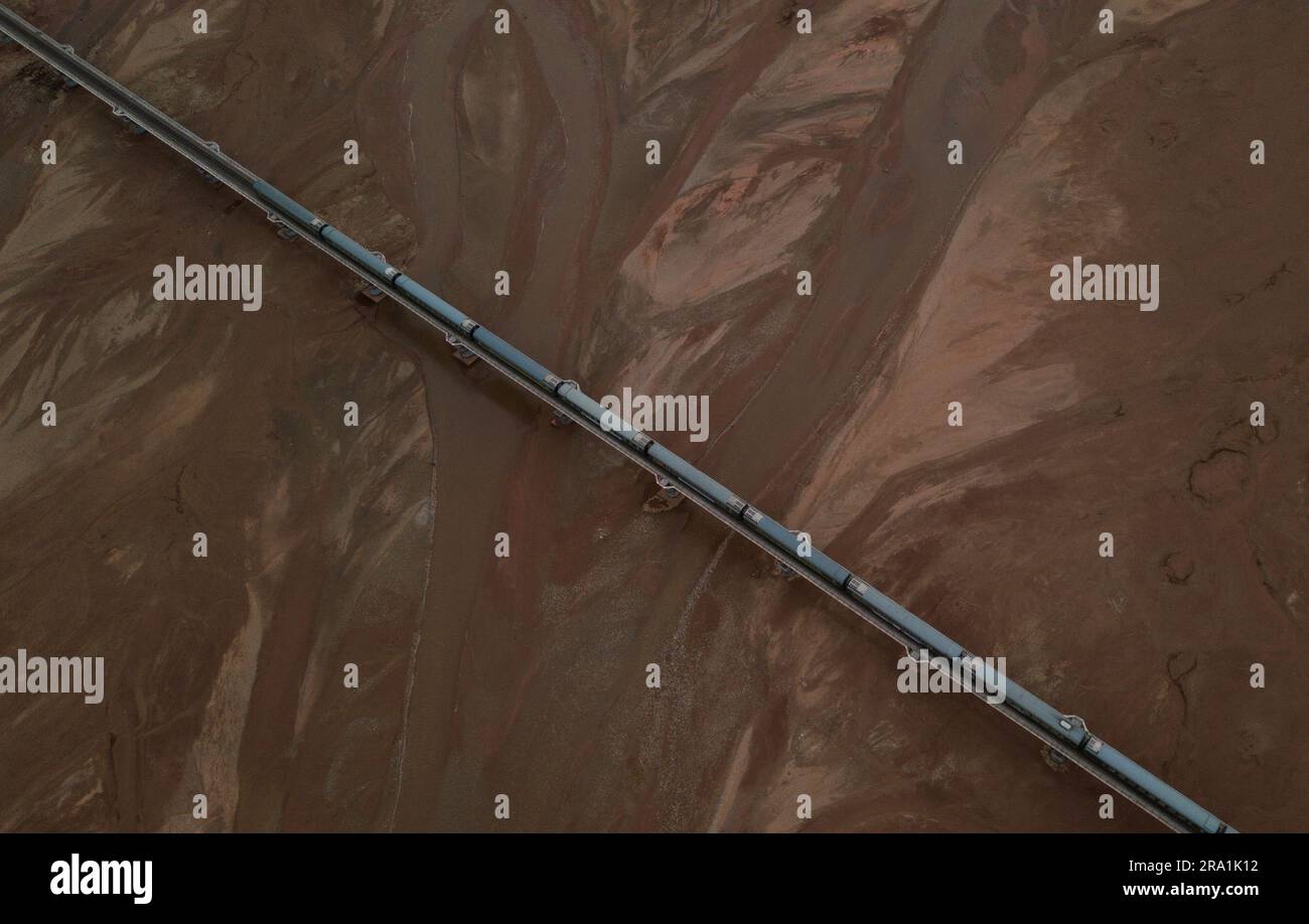 (230630) -- GOLMUD, June 30, 2023 (Xinhua) -- A train runs across a ...