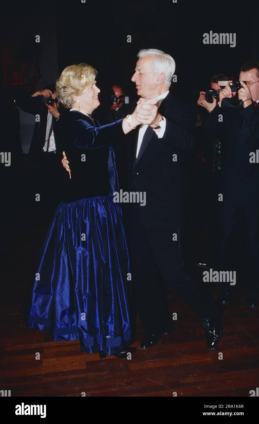 Bundespräsident Richard von Weizsäcker beim Tanz mit Ehefrau Marianne, Deutschland, circa 1990 ...