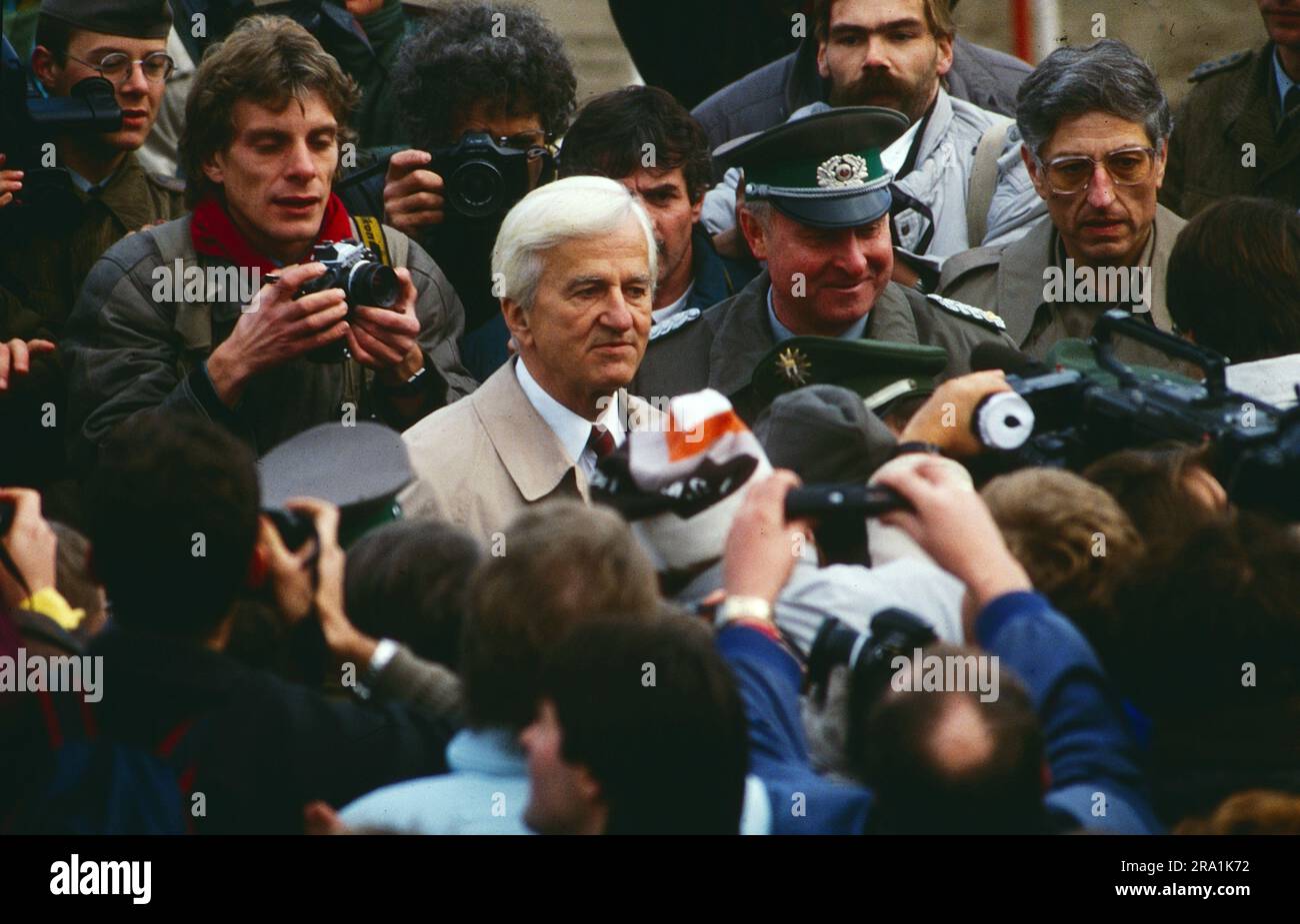Bundespräsident Richard von Weizsäcker an der Berliner Mauer, 1990 ...