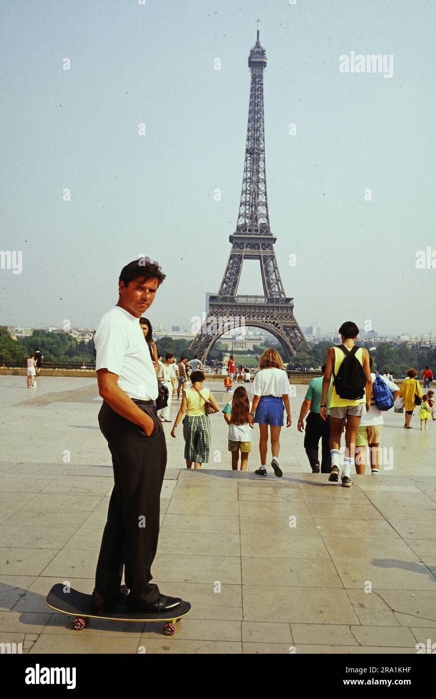 Friedrich Freiherr von Stumm beim Skaten vor dem Eiffelturm in Paris ...