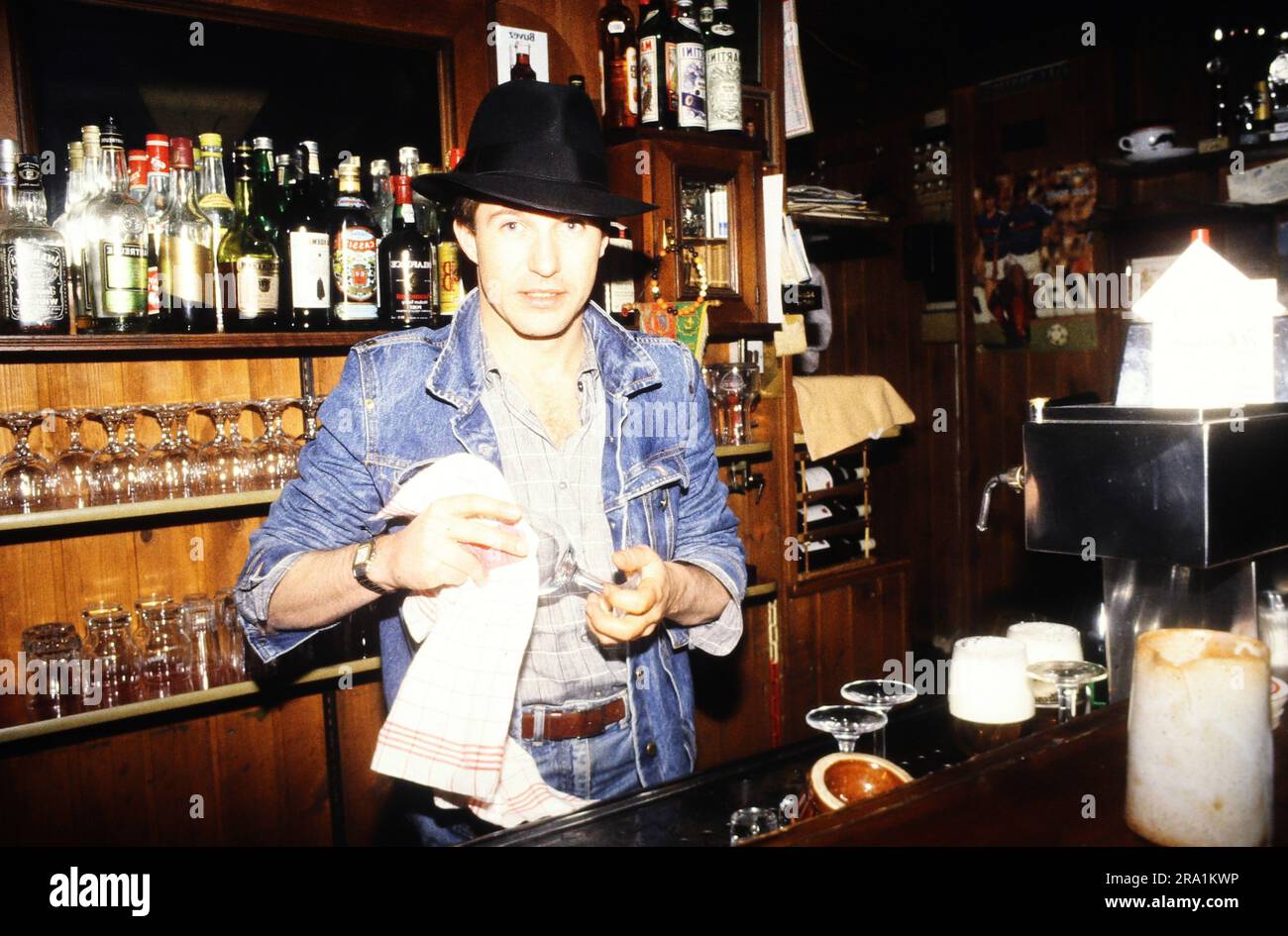 Michael Lesch, deutscher Schauspieler, als Barkeeper, Deutschland um ...