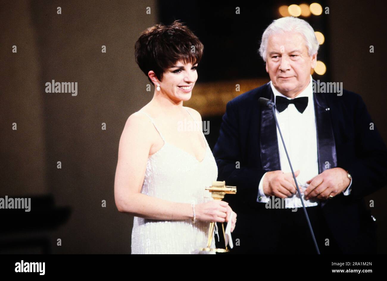 Sir Peter Ustinov, britischer Schauspieler, mit Schauspielerin Liza ...