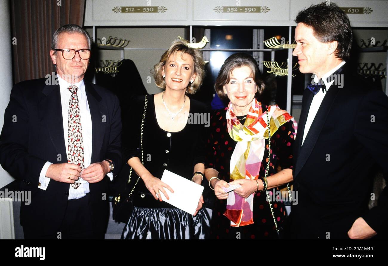 Ehepaar Ernst Dieter und Wiltraud Lueg und Sabine Christiansen mit ...
