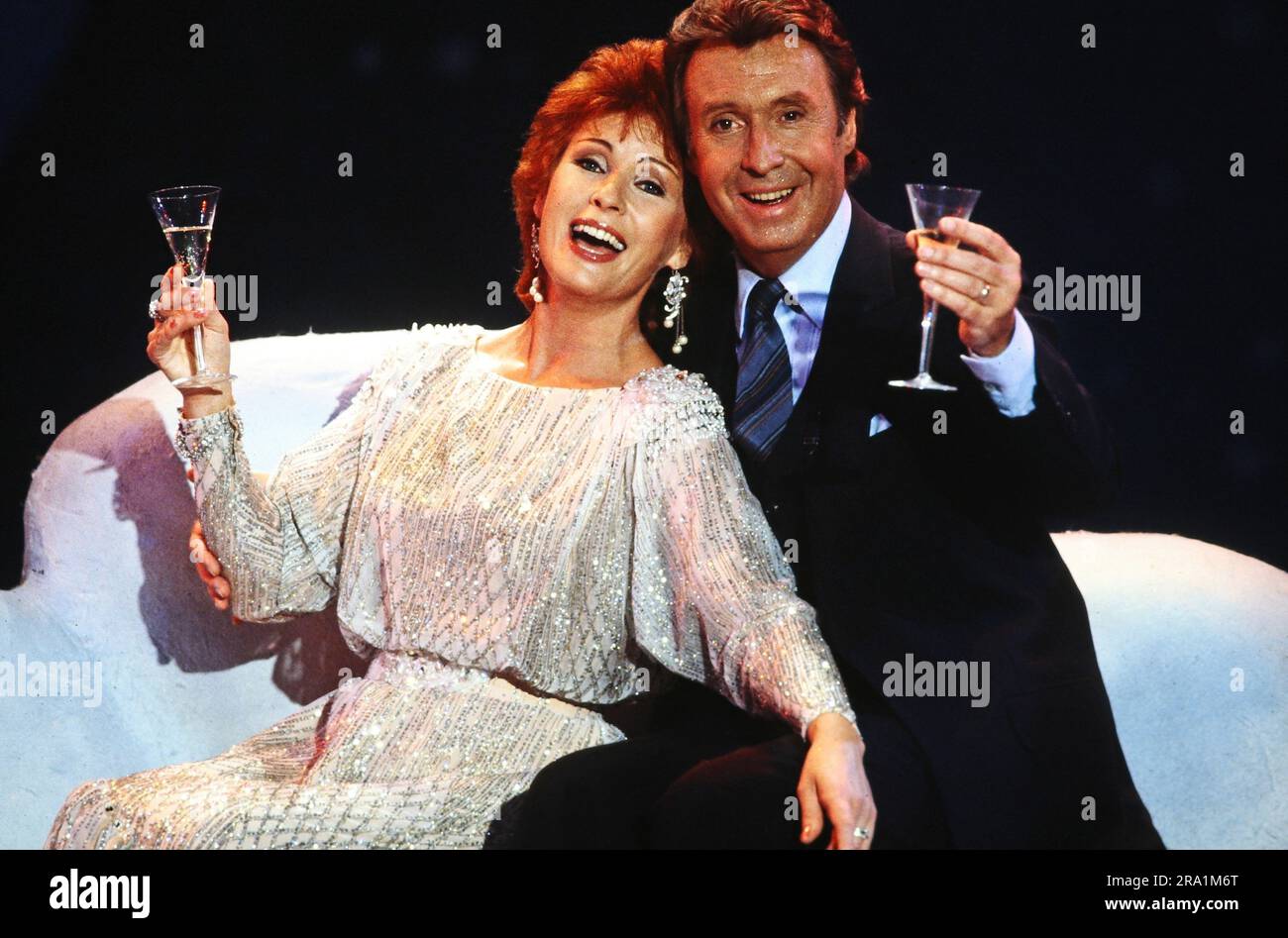 Tamara Lund, finnische Opernsängerin und Schauspielerin, auf dem Sofa ...