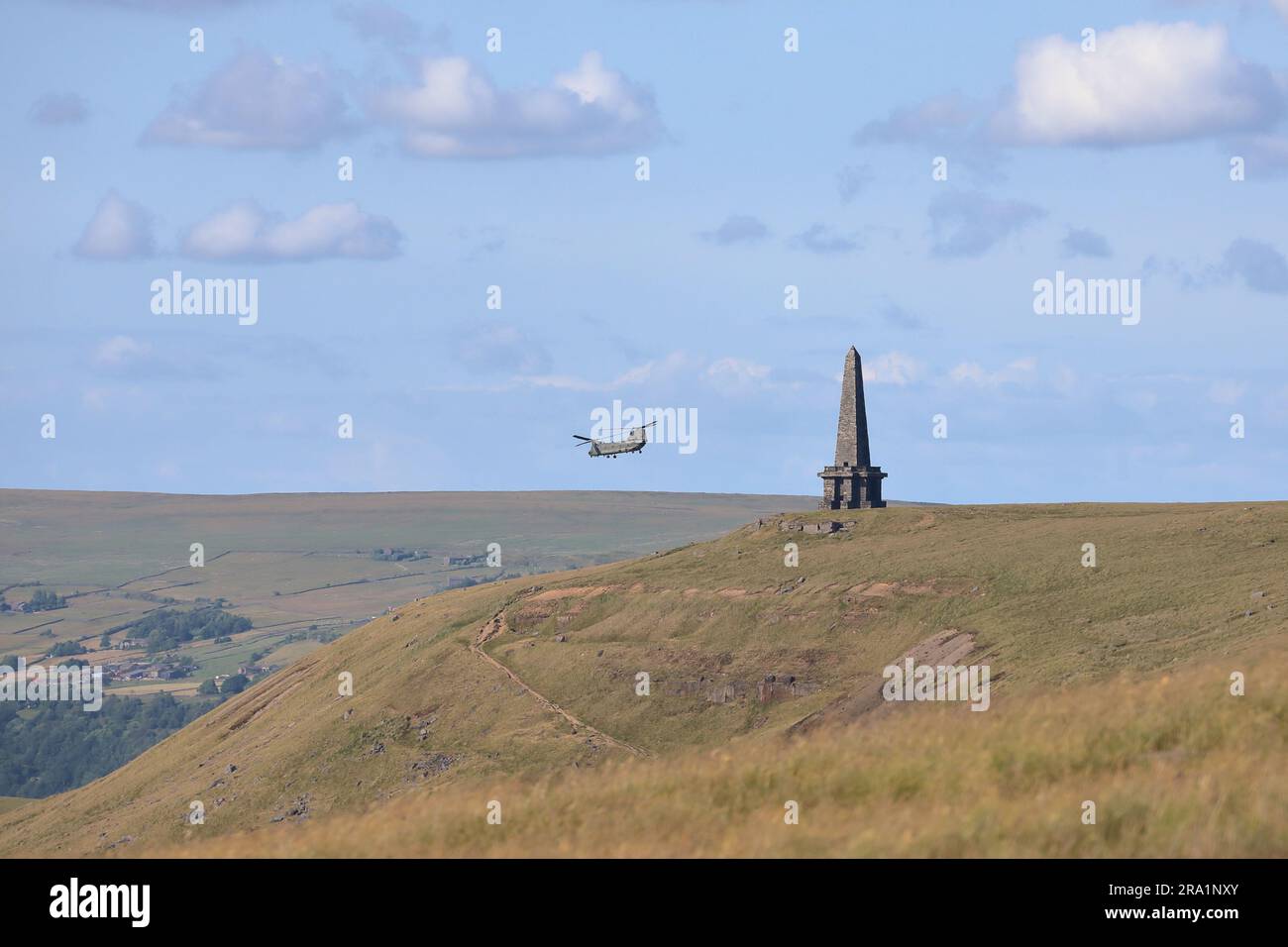 Chinook helicopter flying low hi-res stock photography and images - Alamy