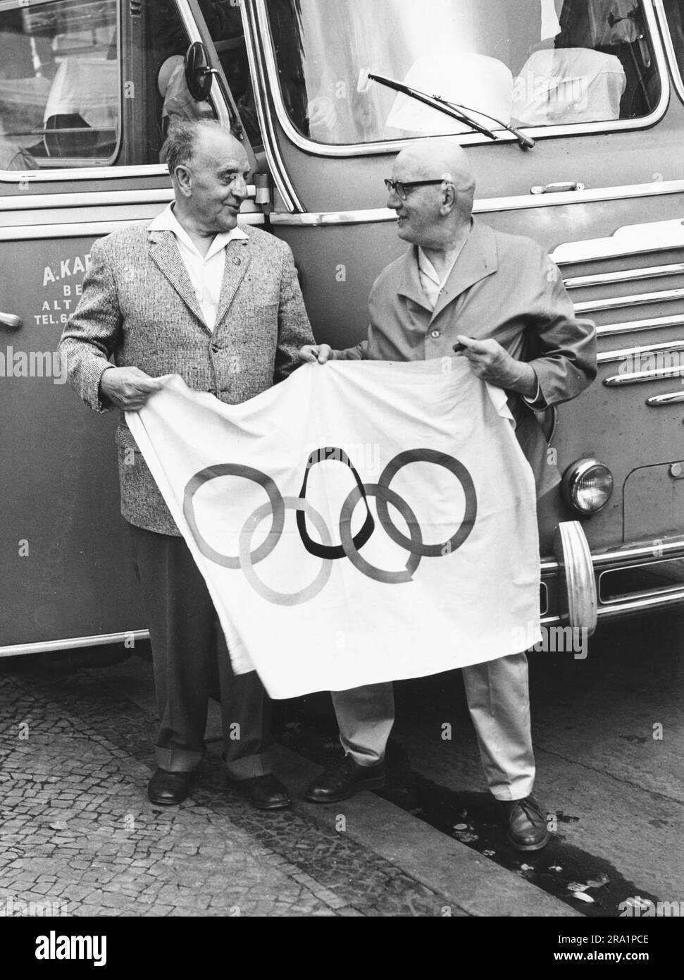 Original-Bildunterschrift: Alte Olympia-Kämpfer fahren zur Olympiade ...