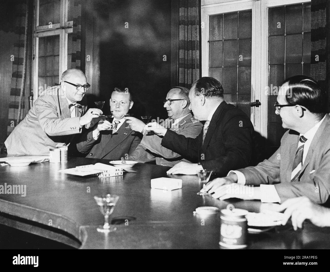 Original-Bildunterschrift: Bürgermeister Willy Stiewe empfing heute die ...