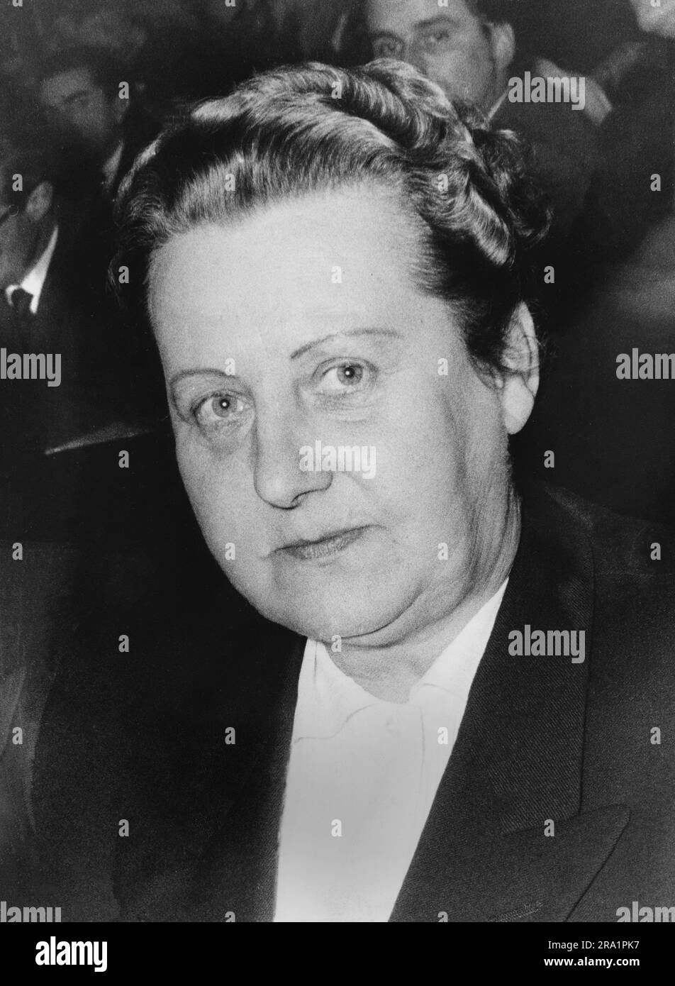 Original-Bildunterschrift: Hat morgen Geburtstag - Frau Ella Kay ...