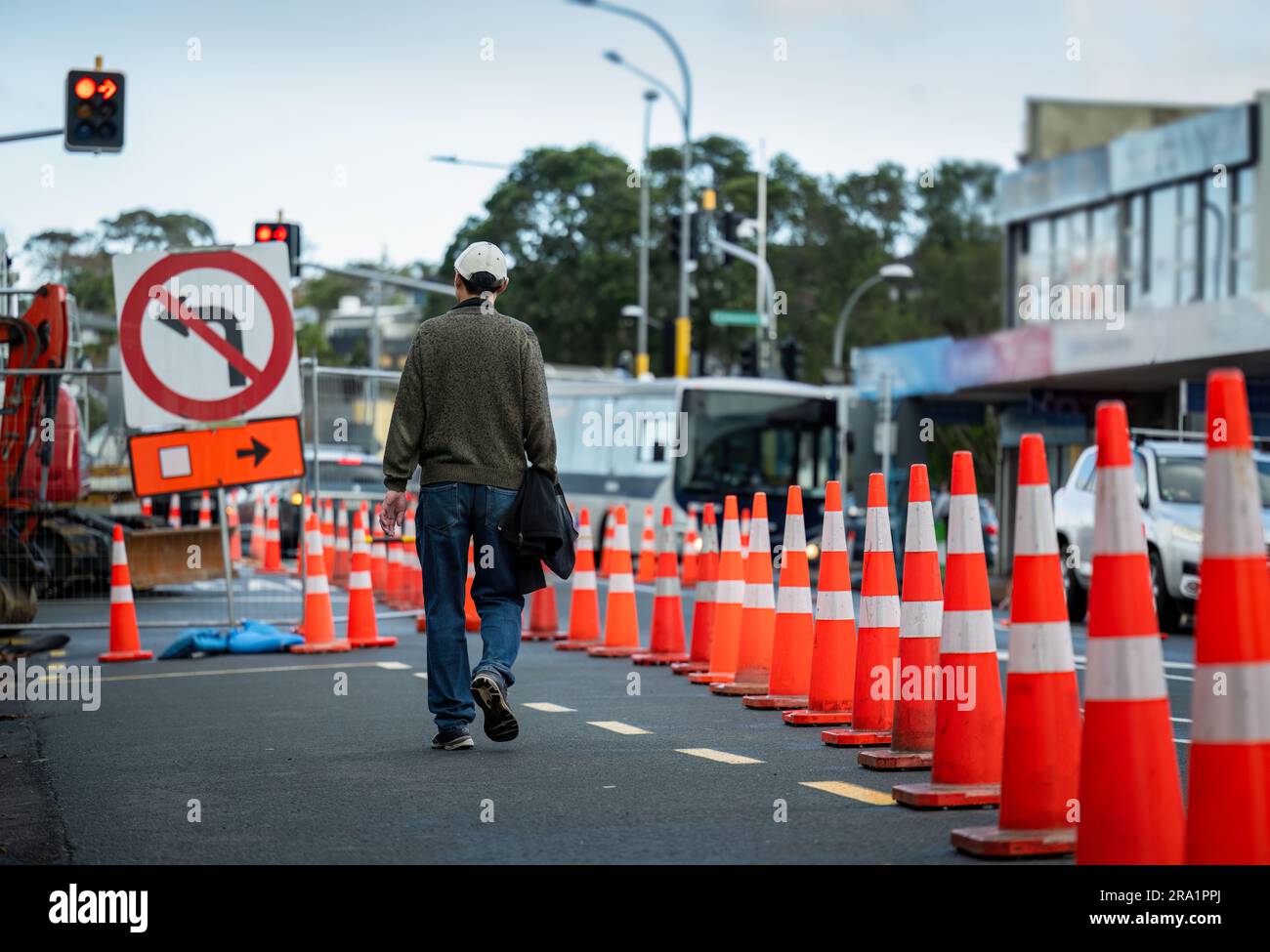 Walking man traffic sign hi-res stock photography and images - Alamy