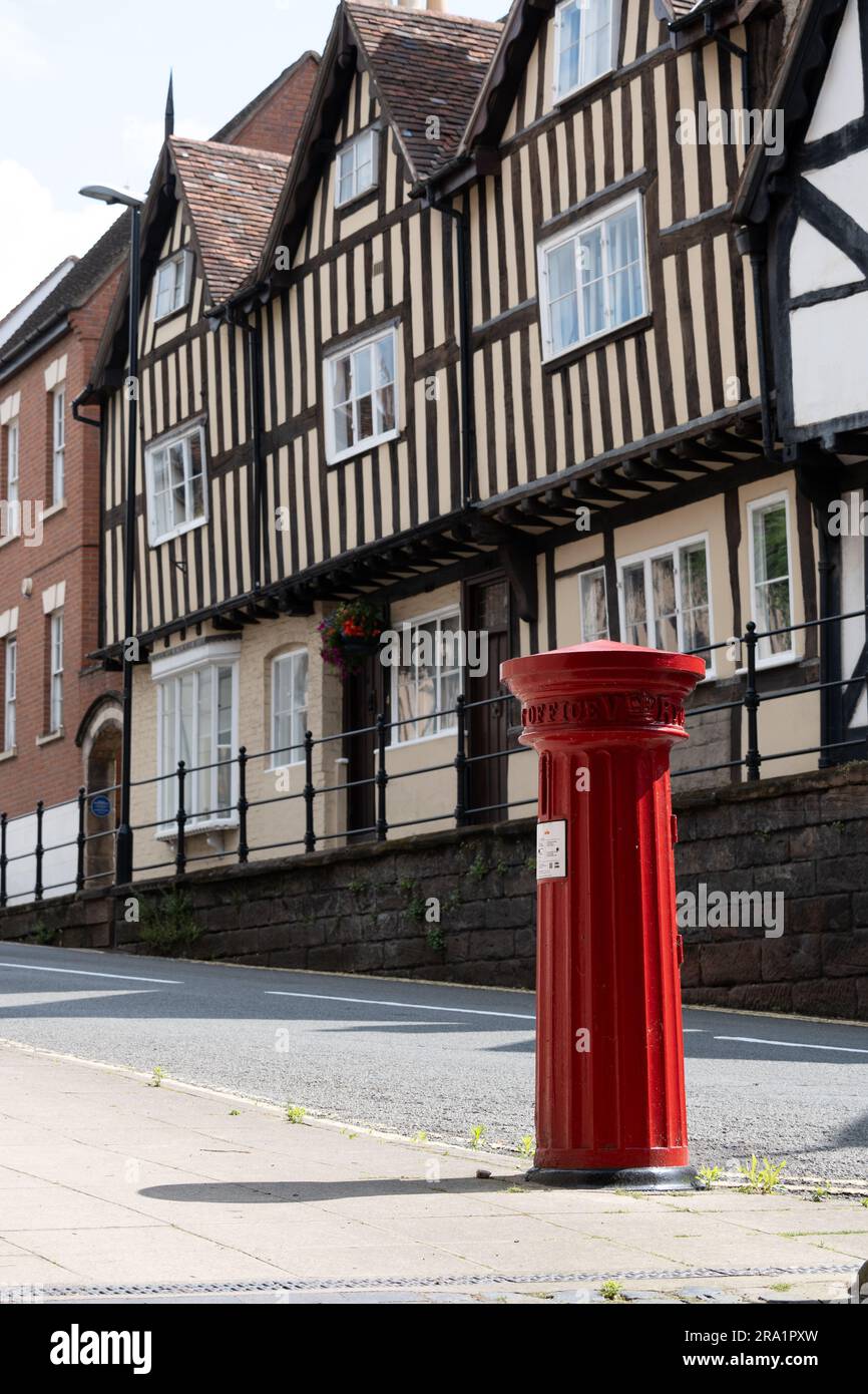 Victorian post box at West Gate, Warwick, Warwickshire, England, UK ...