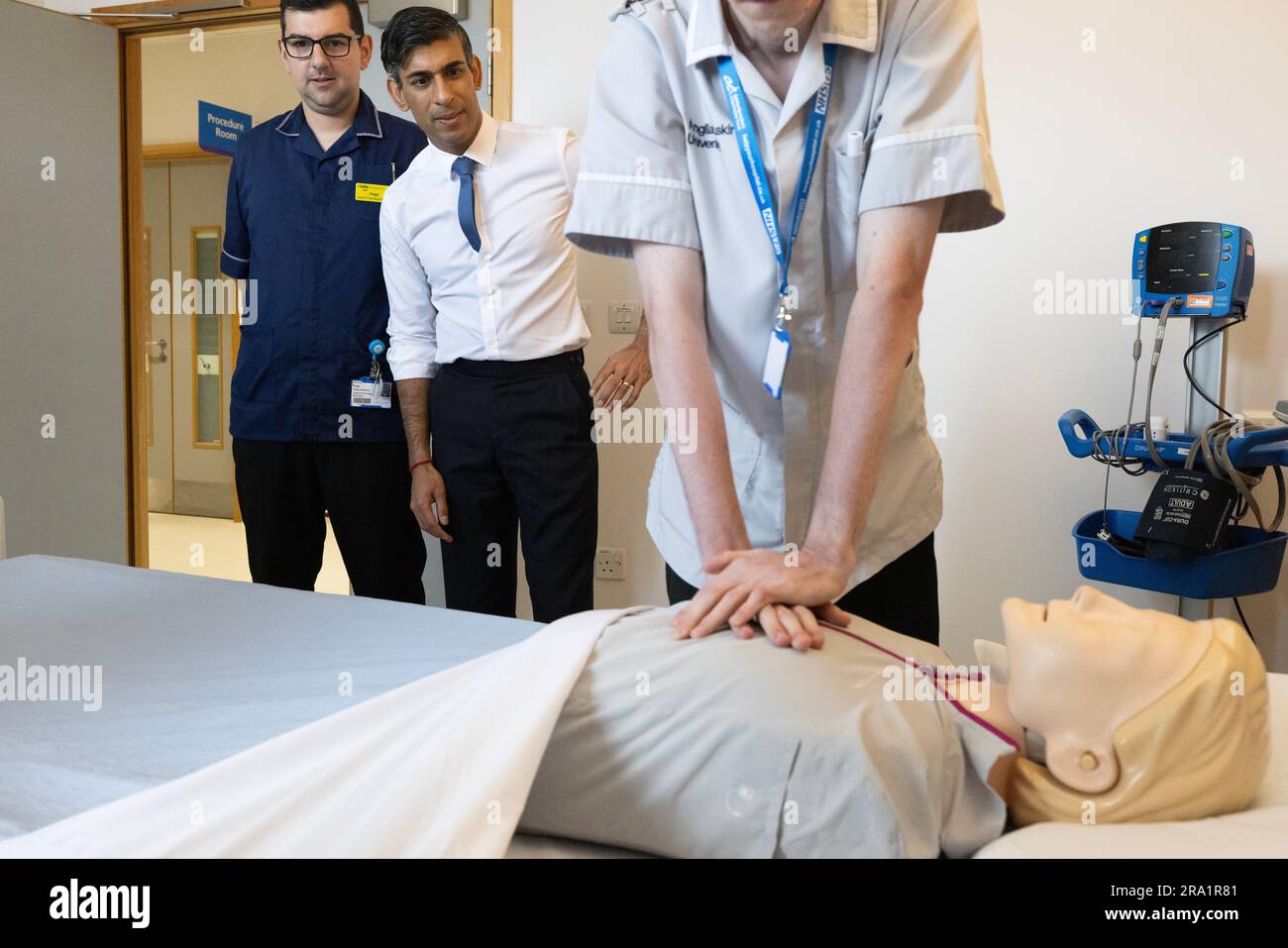 Prime Minister Rishi Sunak is given a demonstration of CPR ...