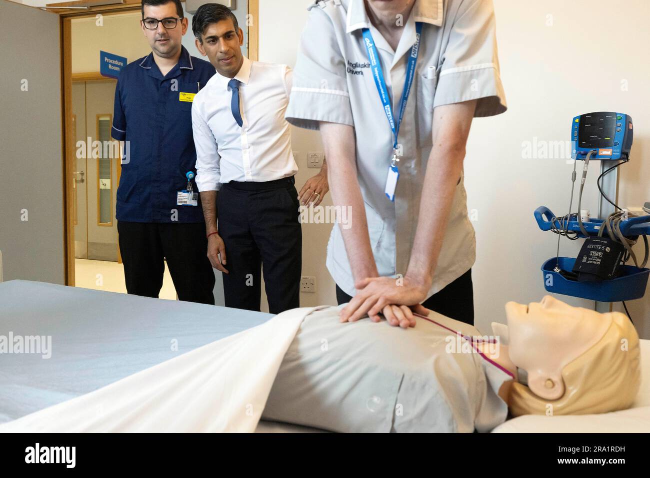 British Prime Minister Rishi Sunak is given a demonstration of CPR ...