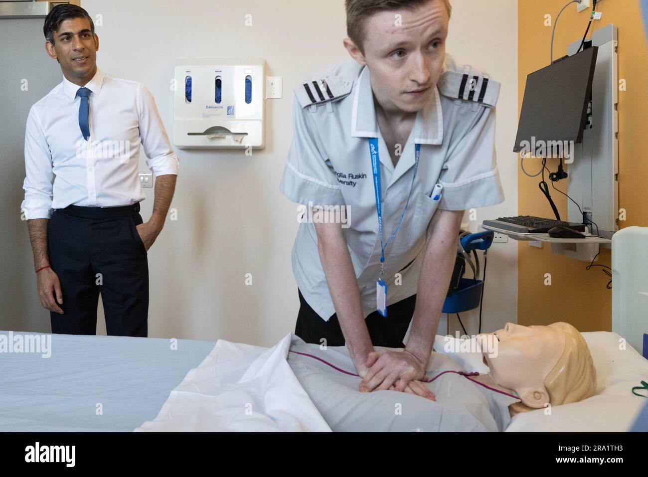 Prime Minister Rishi Sunak is given a demonstration of CPR ...