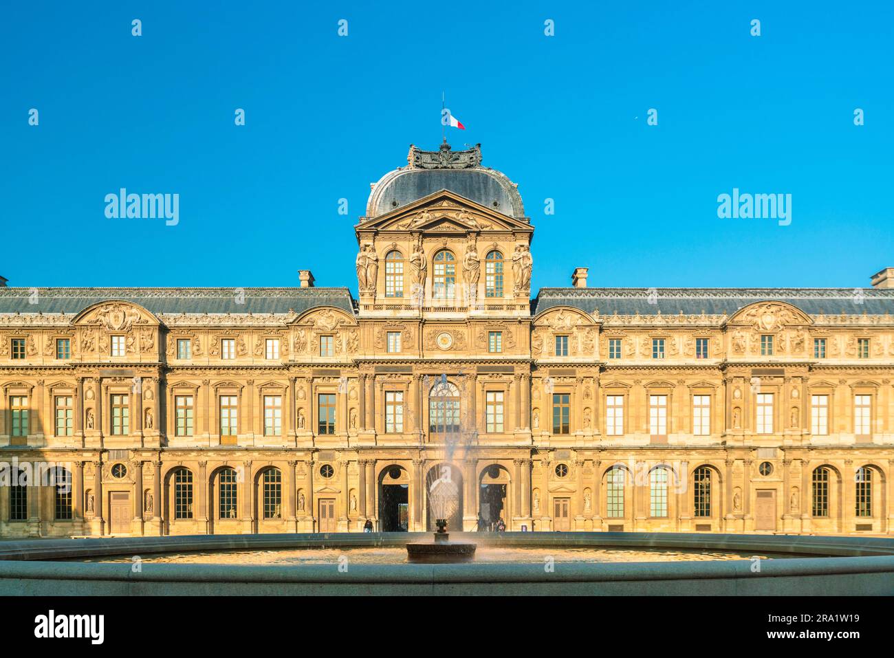 Louvre museum building hi-res stock photography and images - Alamy