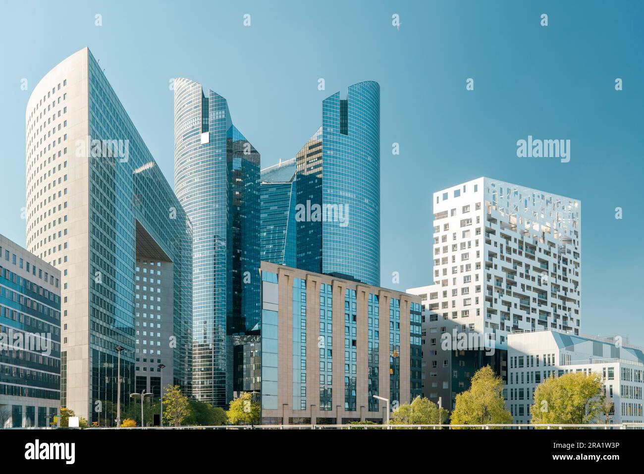 Buildings in la defense paris hi-res stock photography and images - Alamy