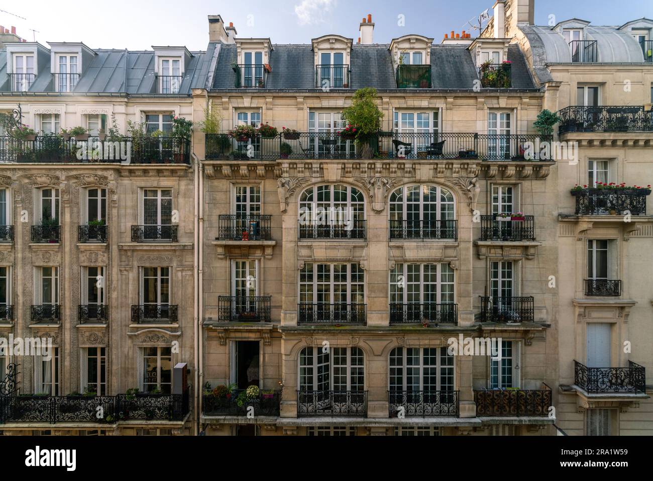 Facade of traditional houses in the center of Paris 2nd arr., France ...