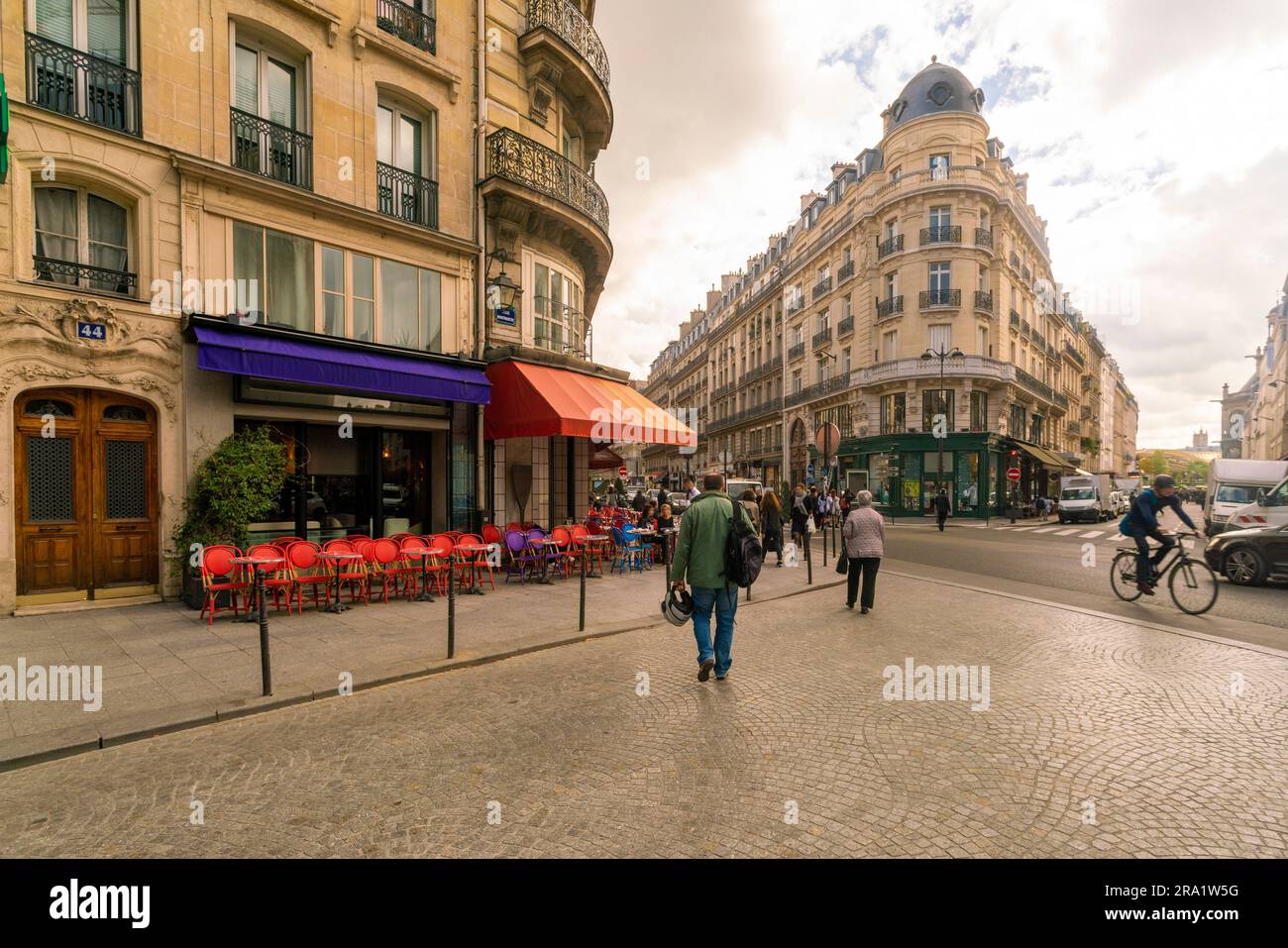 Cafe with historic buildings in the 2nd Arr. Paris, France Stock Photo ...