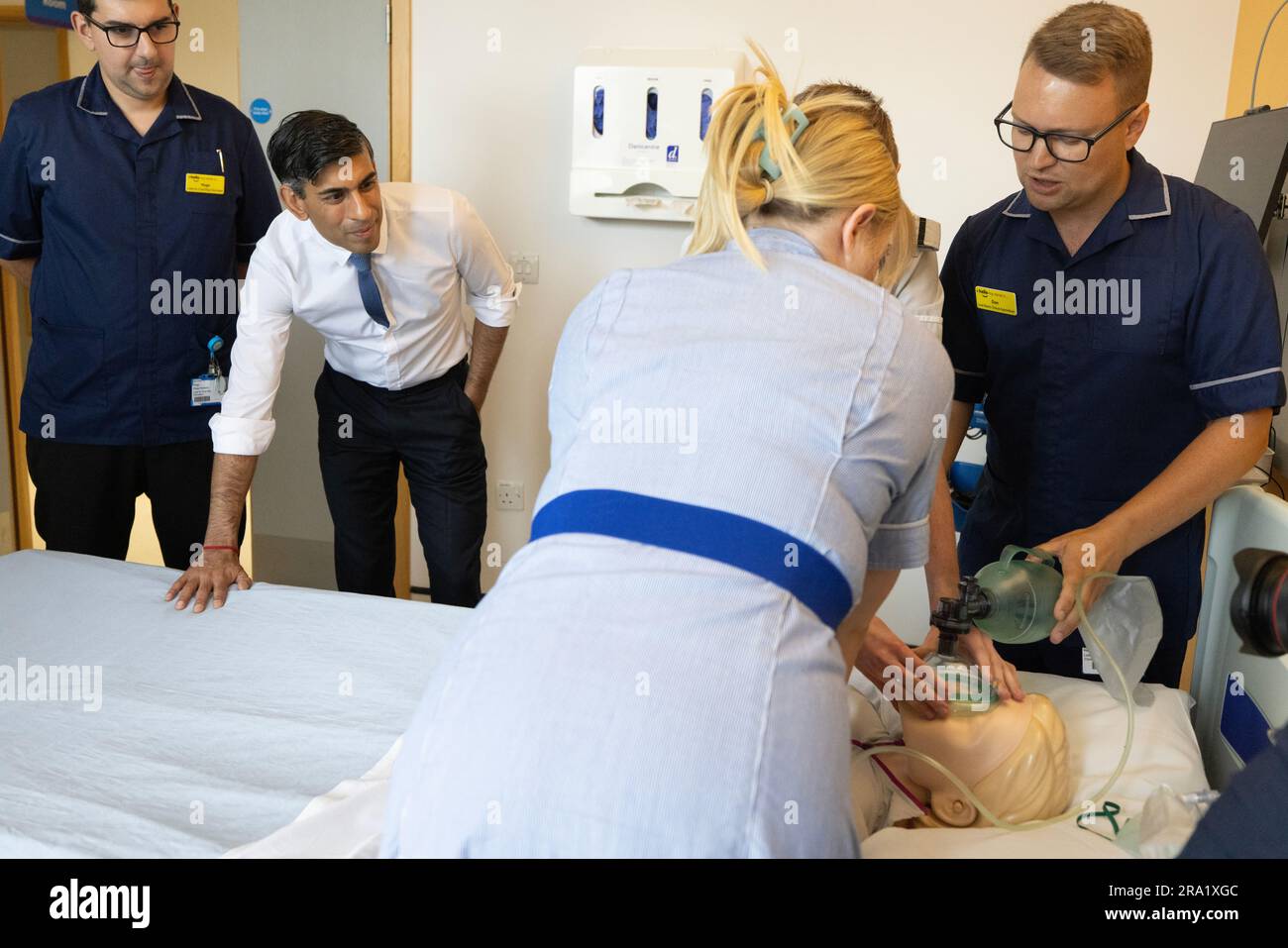 Prime Minister Rishi Sunak is given a demonstration of CPR ...