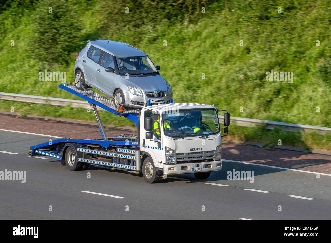 Single vehicle on Roger Dyson Vehicle Transporter. ISUZU EasyLift ...