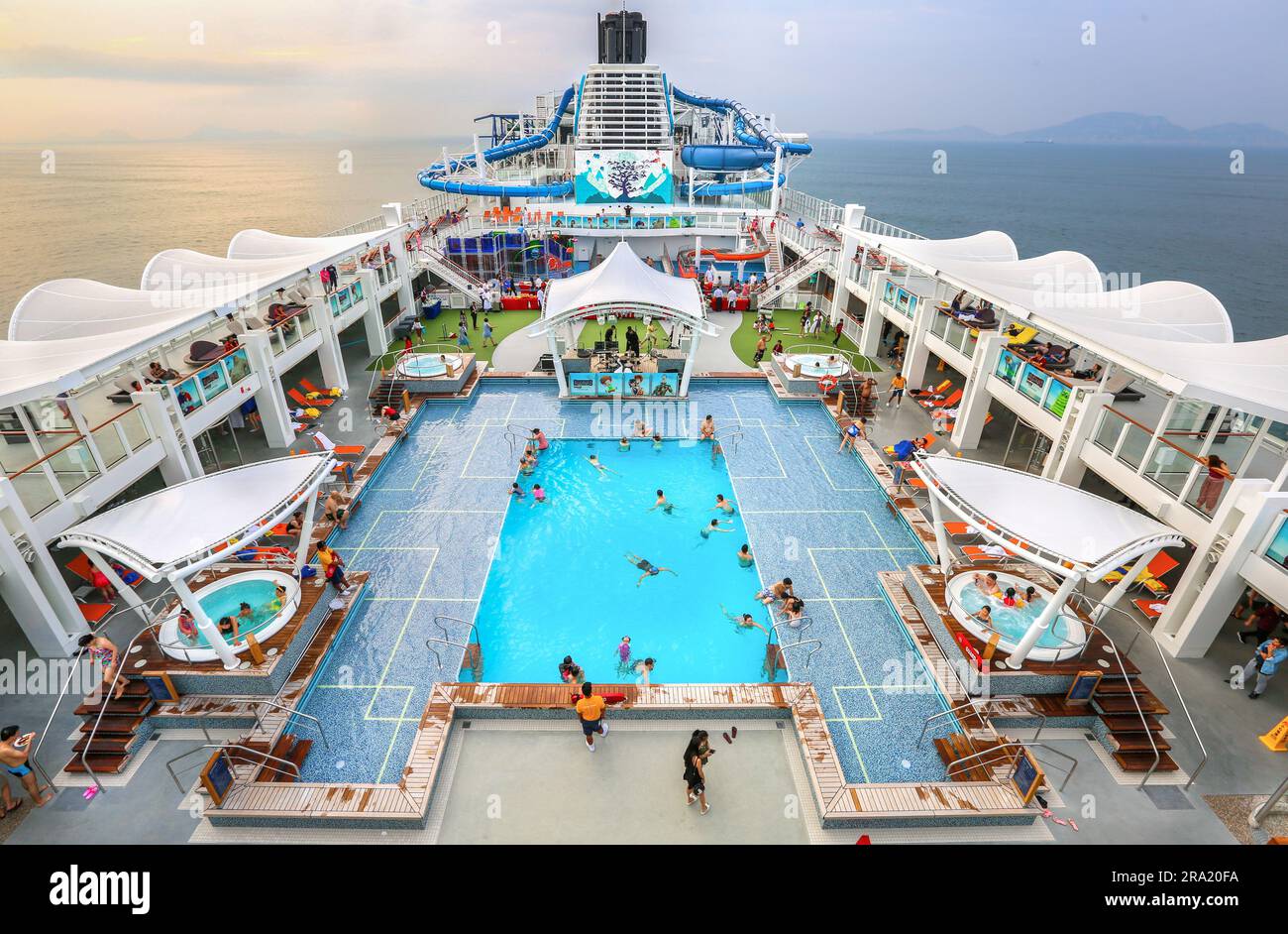 Wide angle on the swimming pool & jacuzzi of the cruise ship World ...