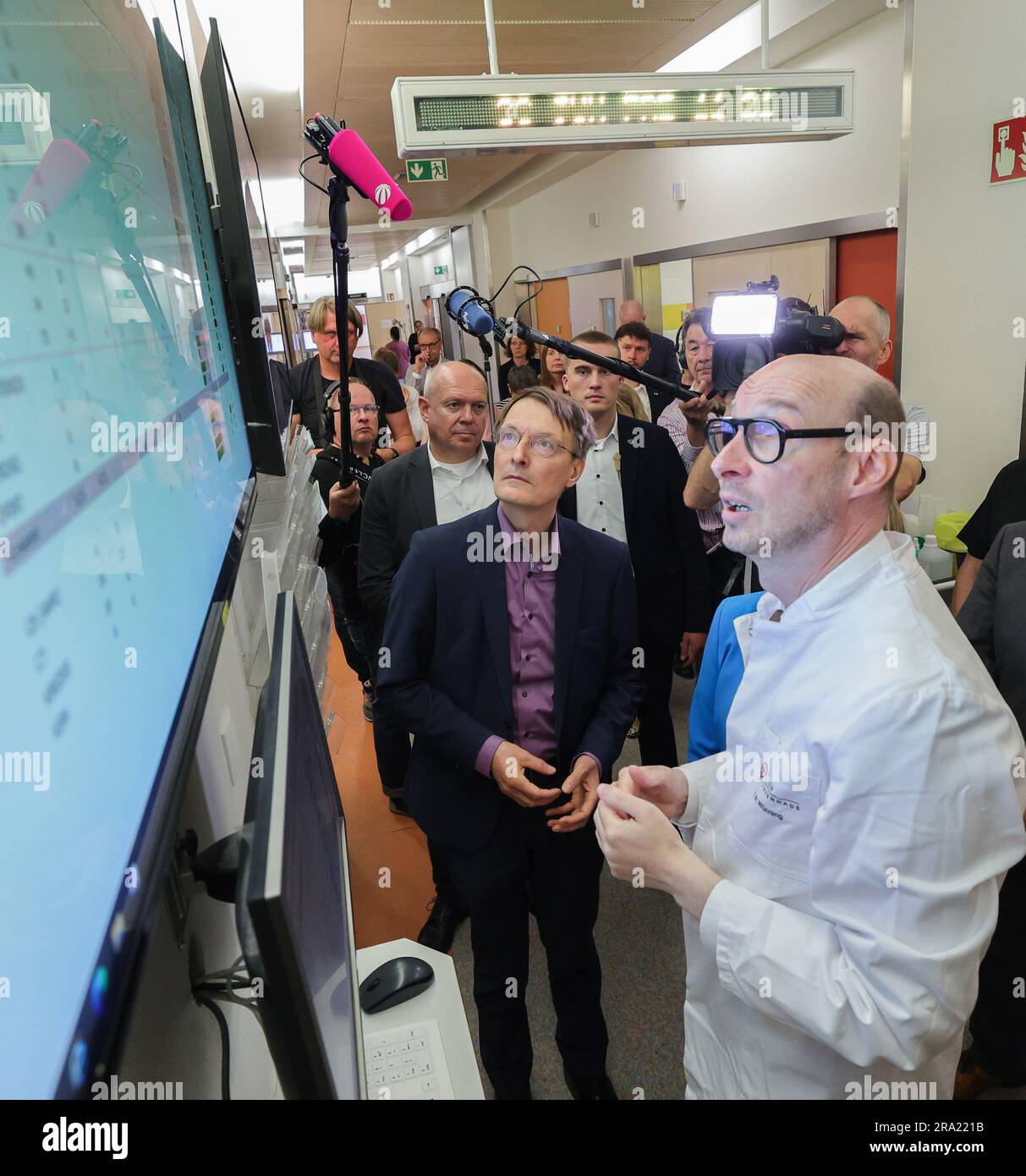 Hamburg, Germany. 30th June, 2023. Karl Lauterbach (SPD, front left ...