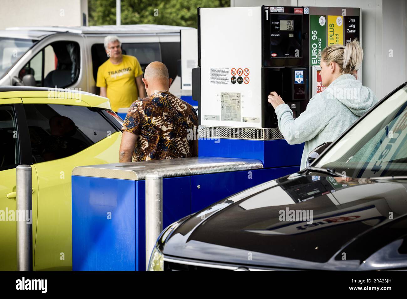 HELMOND - Crowds at a Tango gas station in Helmond. Many motorists fill ...