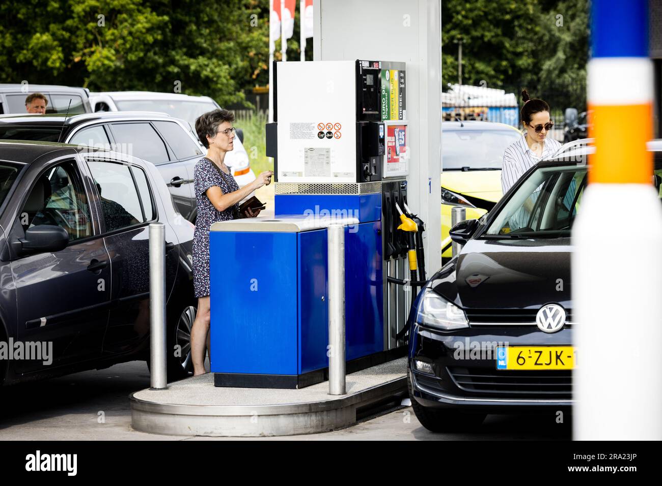 HELMOND - Crowds at a Tango gas station in Helmond. Many motorists fill ...