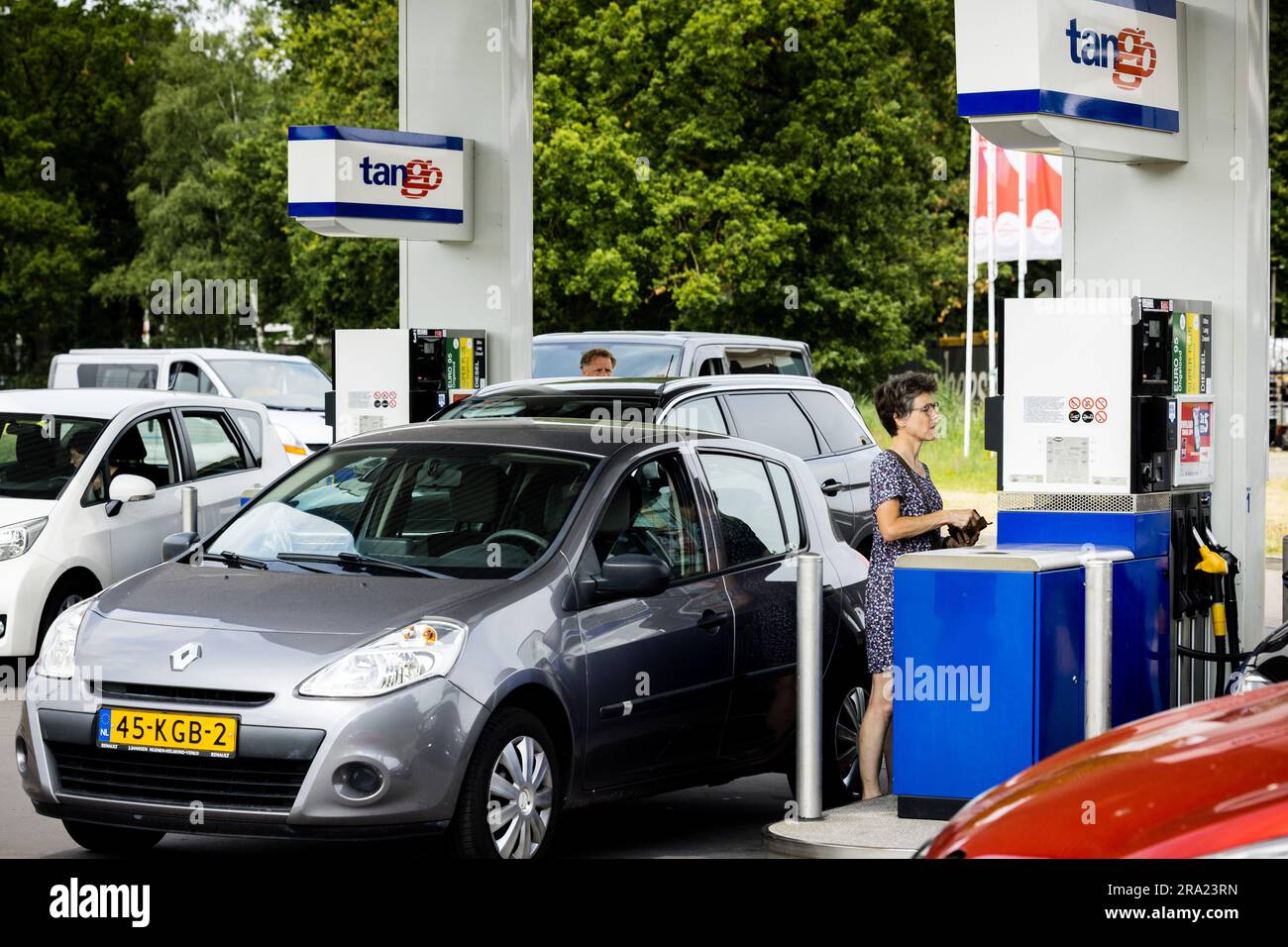 HELMOND - Crowds at a Tango gas station in Helmond. Many motorists fill ...