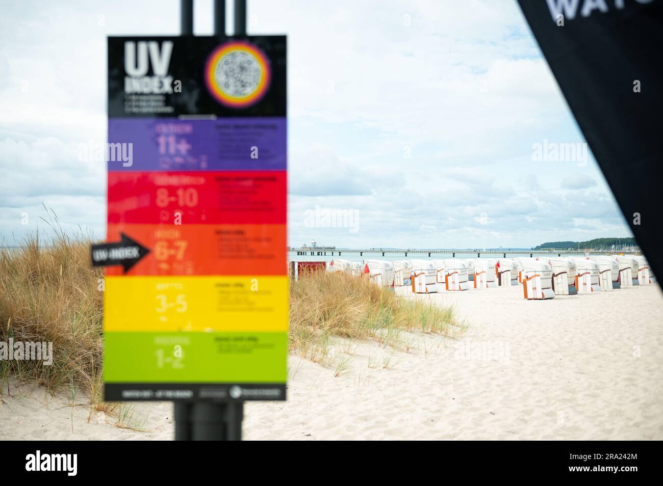 Uv health warning hi-res stock photography and images - Alamy