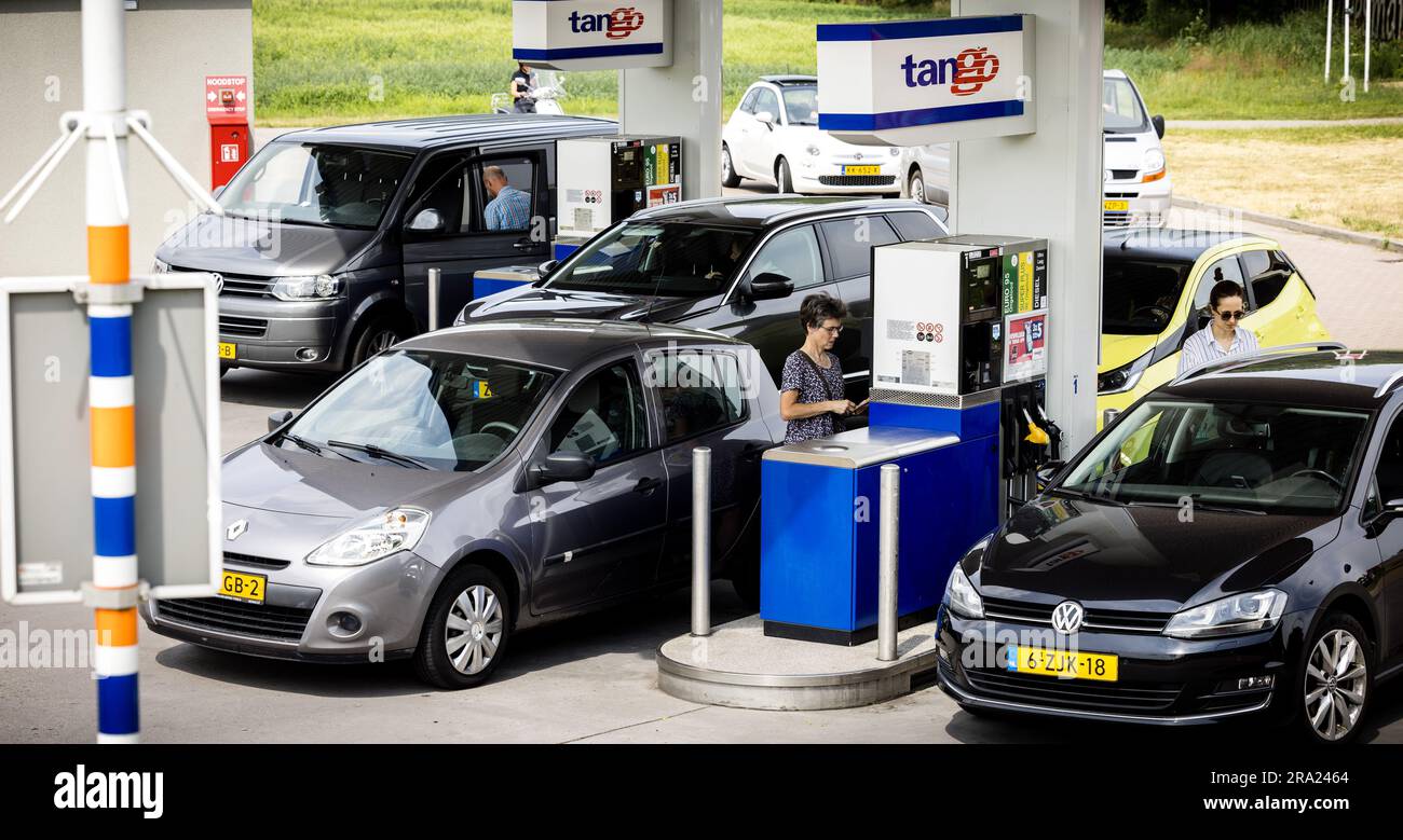HELMOND - Crowds at a Tango gas station in Helmond. Many motorists fill ...
