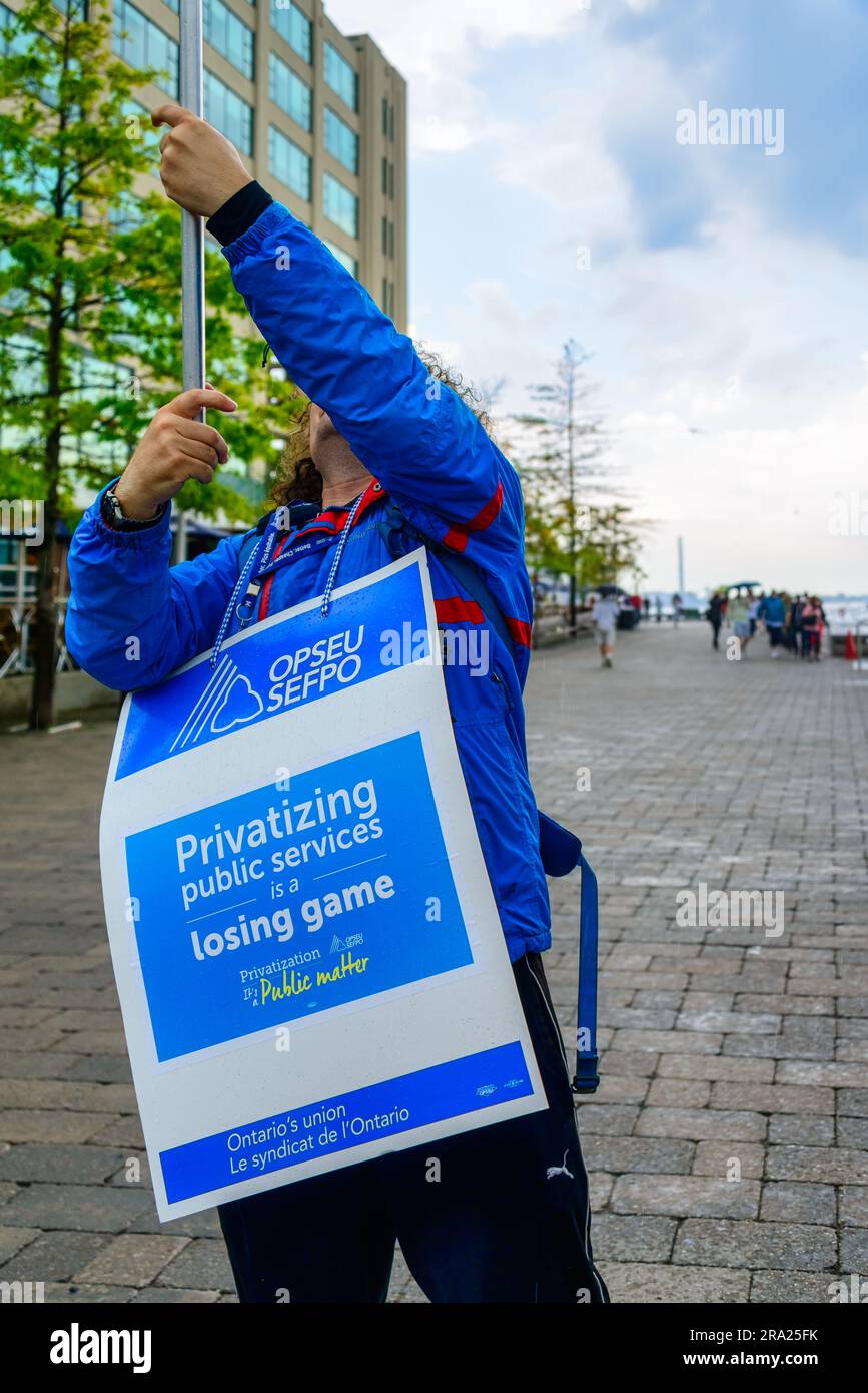 OPSEU SEFPO union protesting the government of Kathleen Wynne. Torch ...