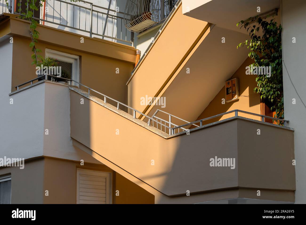 Stairway outside apartment building hi-res stock photography and images ...