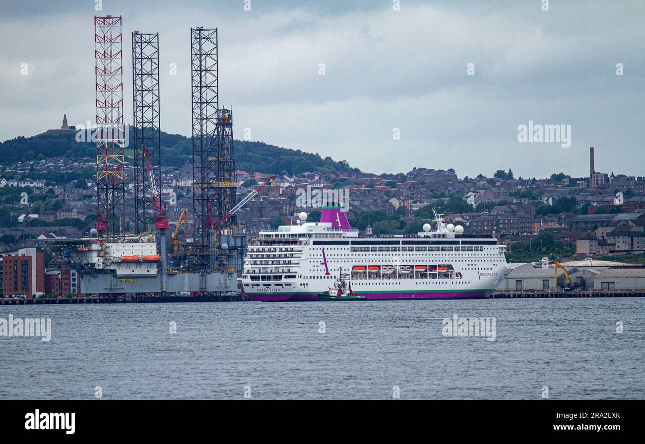 Cruise ship in dundee hi-res stock photography and images - Alamy