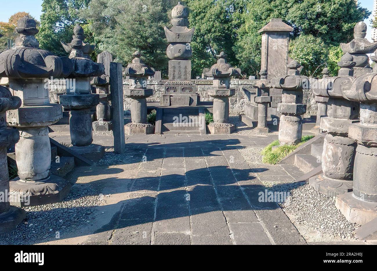 Yanaka cemetery hi-res stock photography and images - Alamy