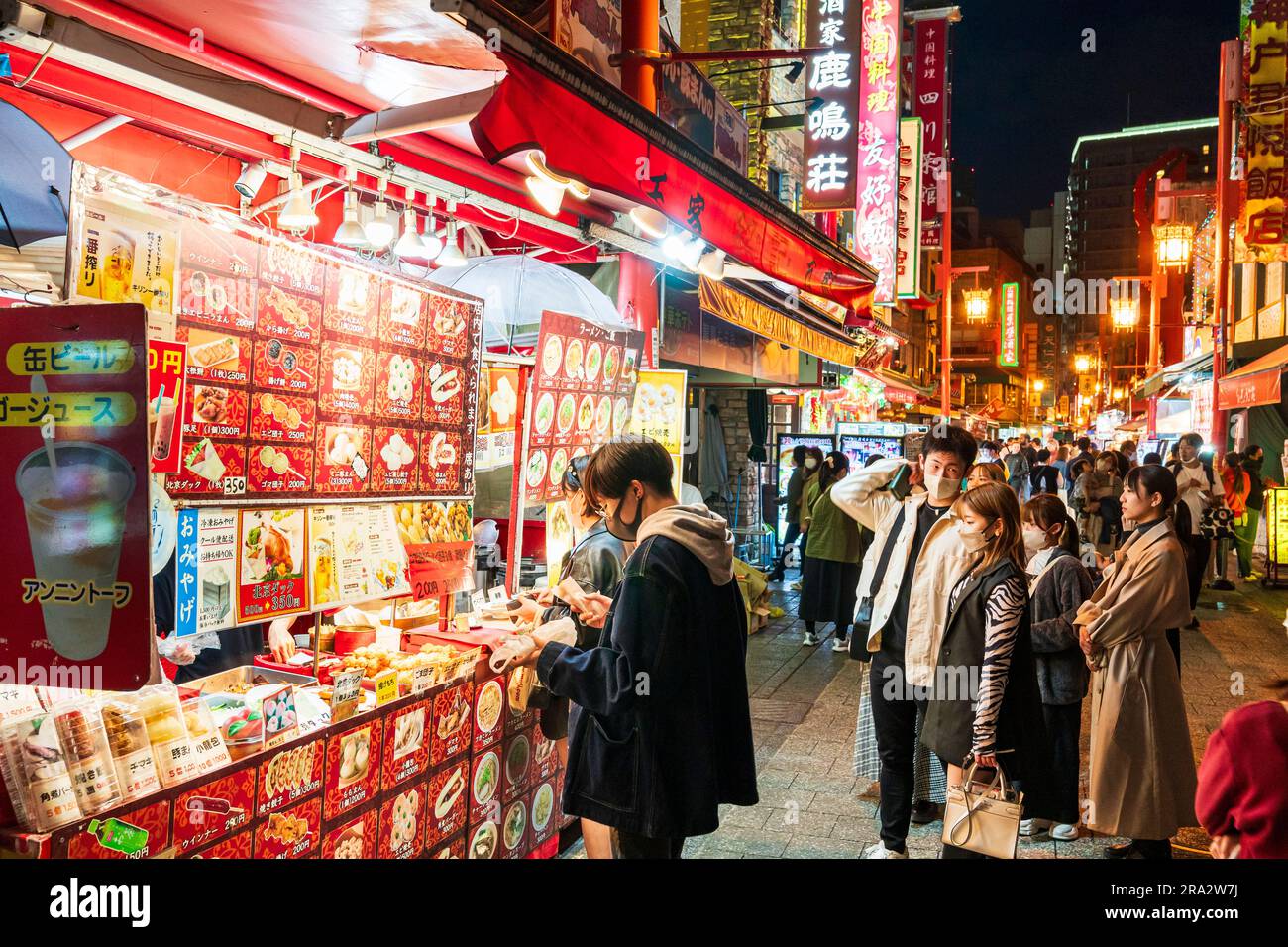 Tourists queue street food hi-res stock photography and images - Alamy