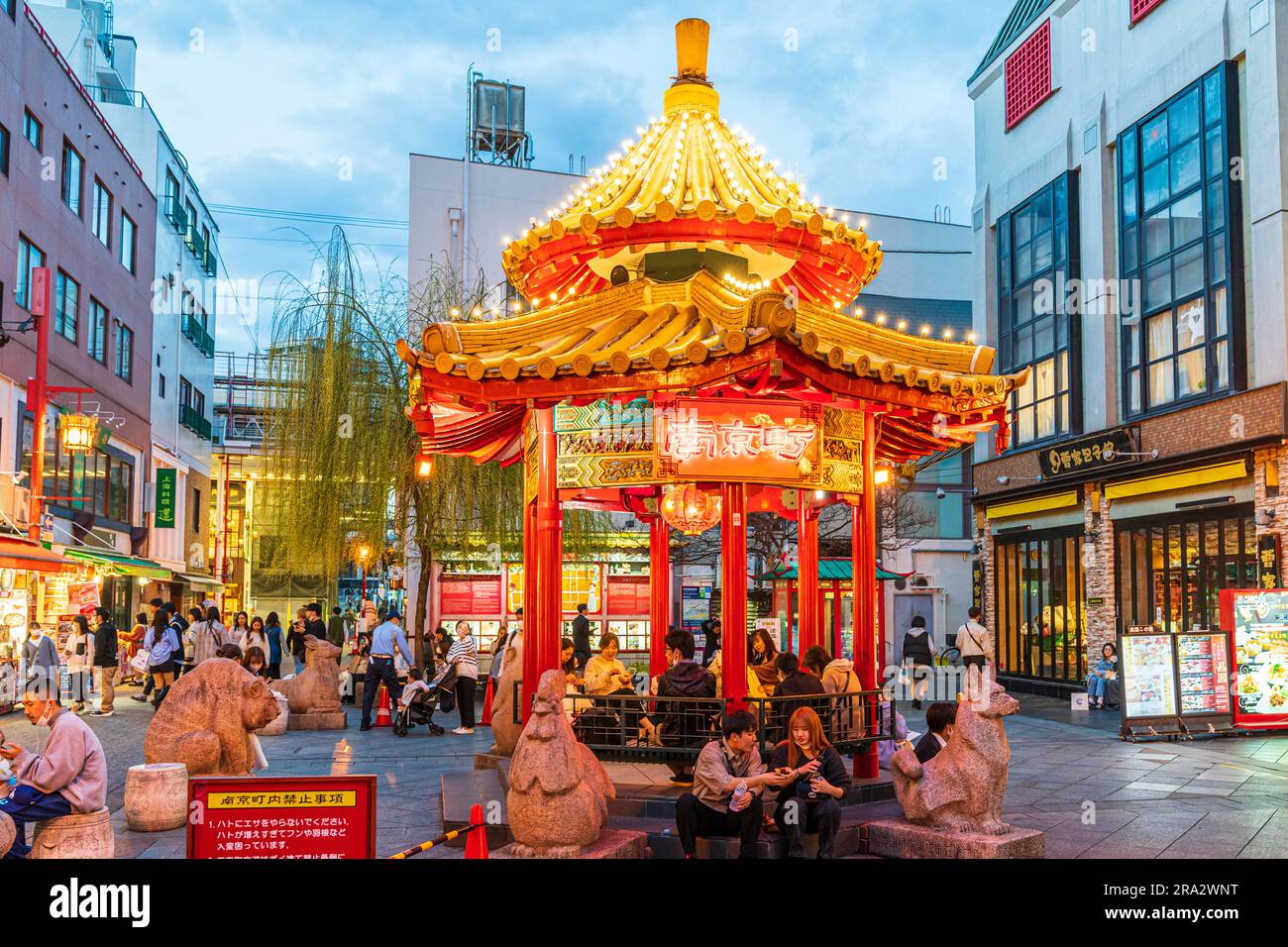 The popular Azumaya pavilion in Nankinmachi Square in Chinatown, Kobe ...