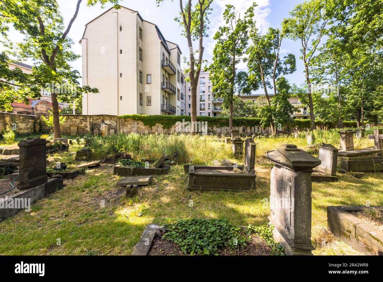 The Elias cemetery in Dresden is a closed area surrounded by Elbe ...