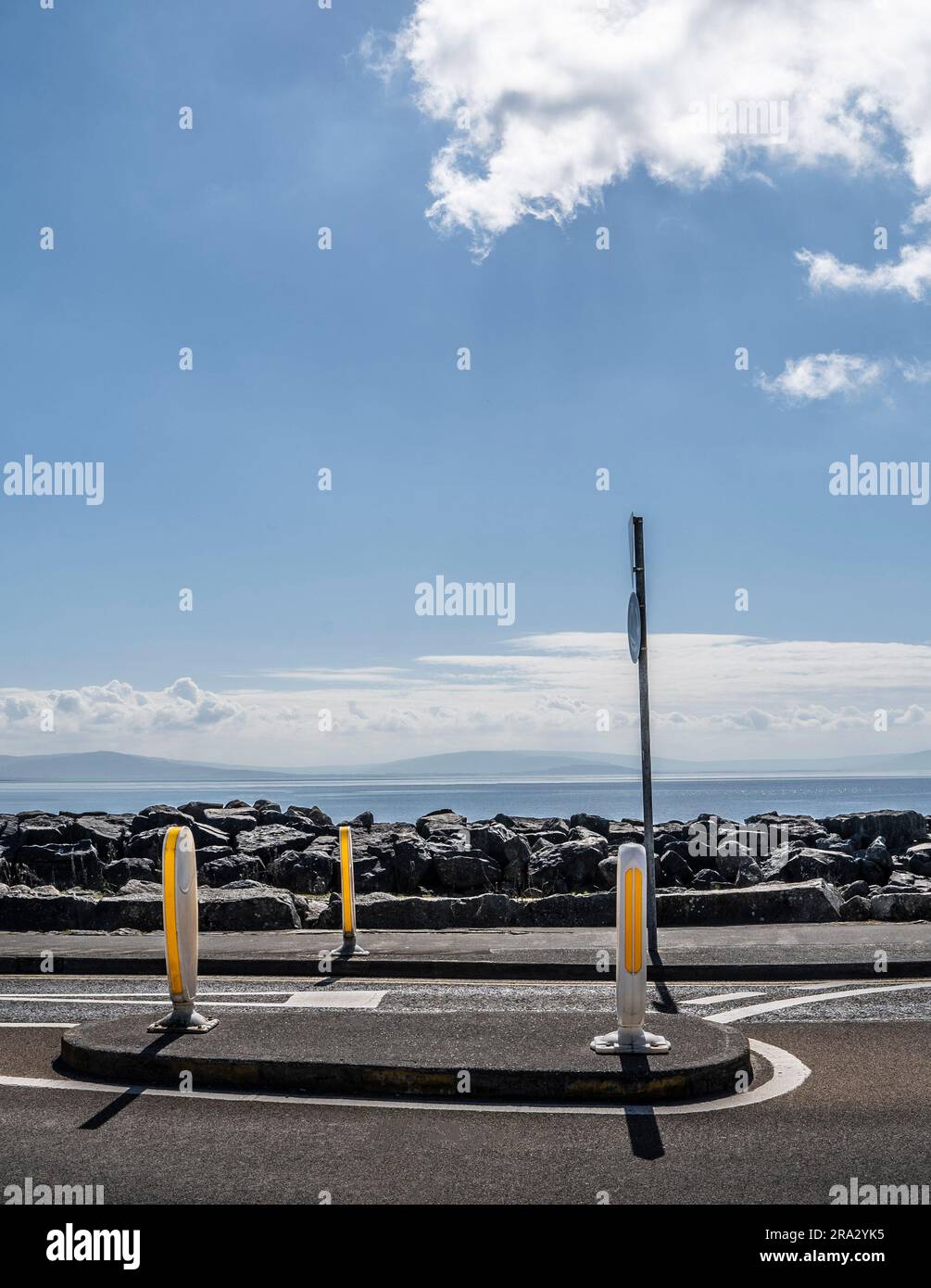 Traffic island hi-res stock photography and images - Alamy