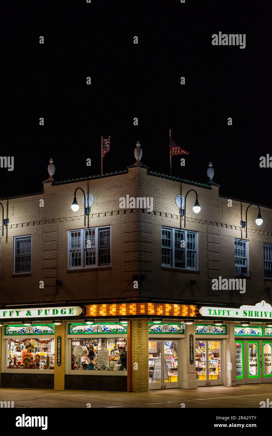 Storefront night nighttime hi-res stock photography and images - Alamy