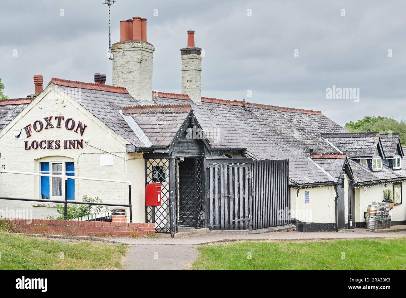Foxton Locks Inn by the lowest lock at Foxton locks on the Grand Union ...