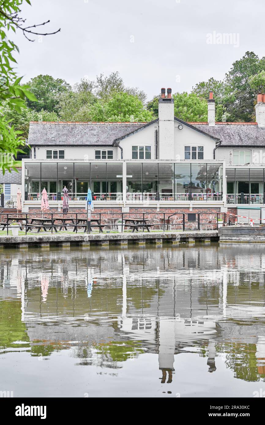 Foxton Locks Inn, next t the lowest lock at Foxton locks on the Grand ...