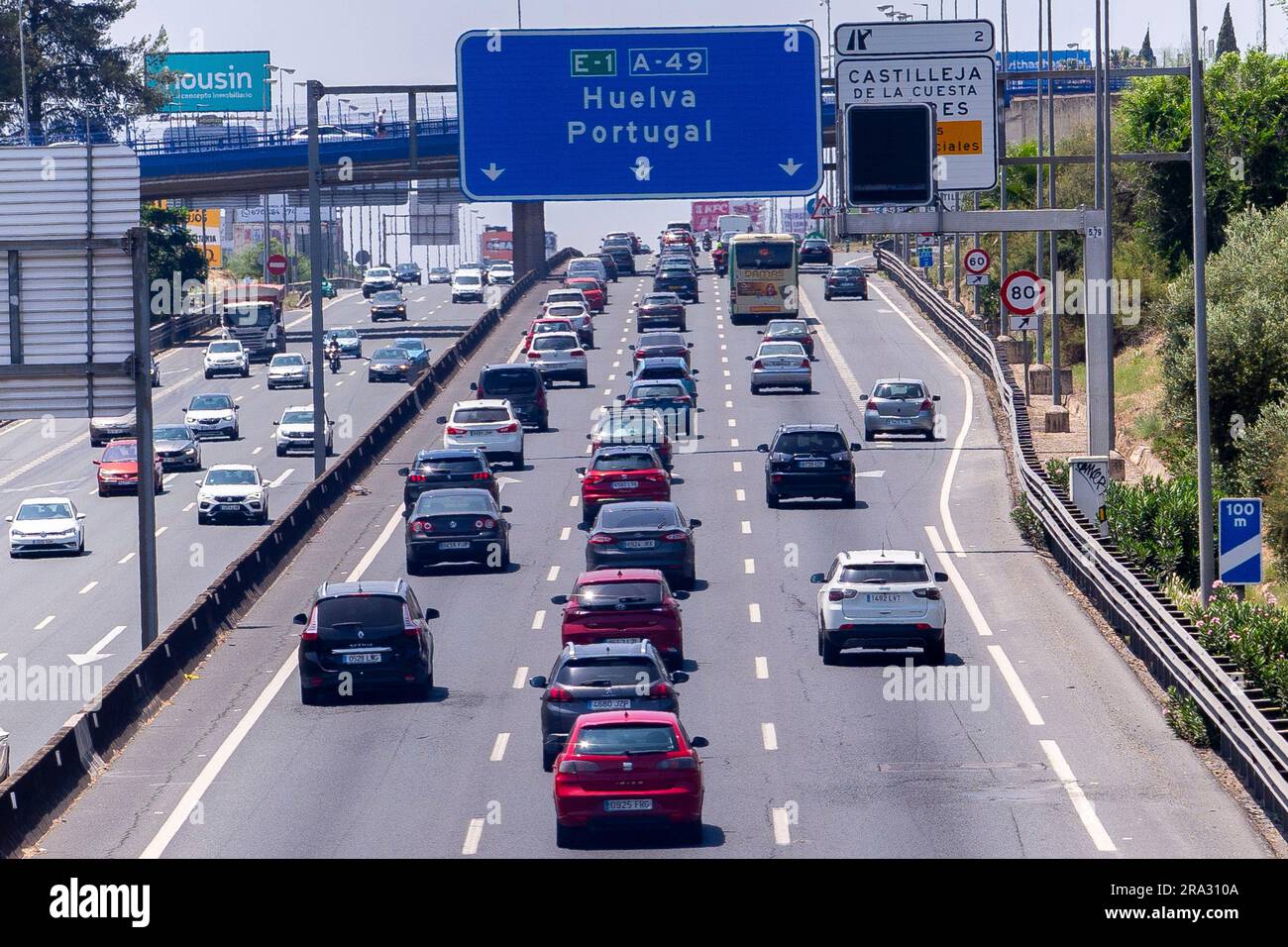 Intense traffic in the first hours at the exit from Seville to the ...