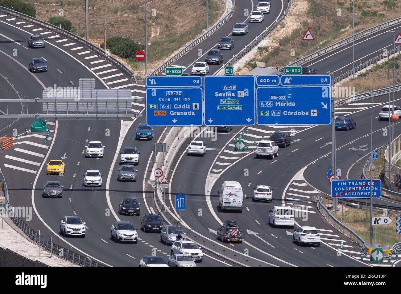 Intense traffic in the first hours at the exit from Seville to the ...