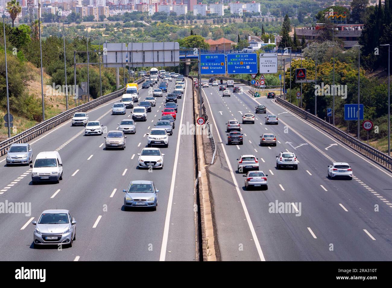 Intense traffic in the first hours at the exit from Seville to the ...